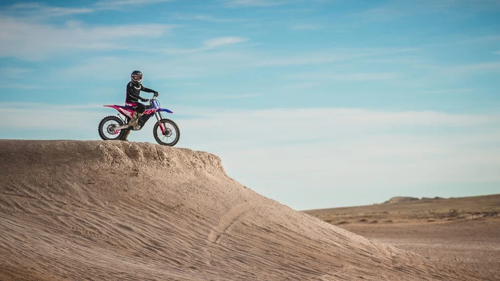 2025 E Ride Pro SR First Ride - A Lightweight Electric Dirt Bike Beast ...